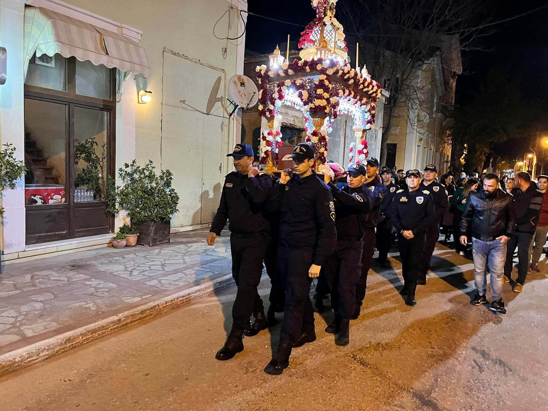 Περιφορά Επιταφίου στο Καρλόβασι Σάμου - ΛΕΣΧΗ ΛΙΜΕΝΙΚΟΥ ΣΩΜΑΤΟΣ
